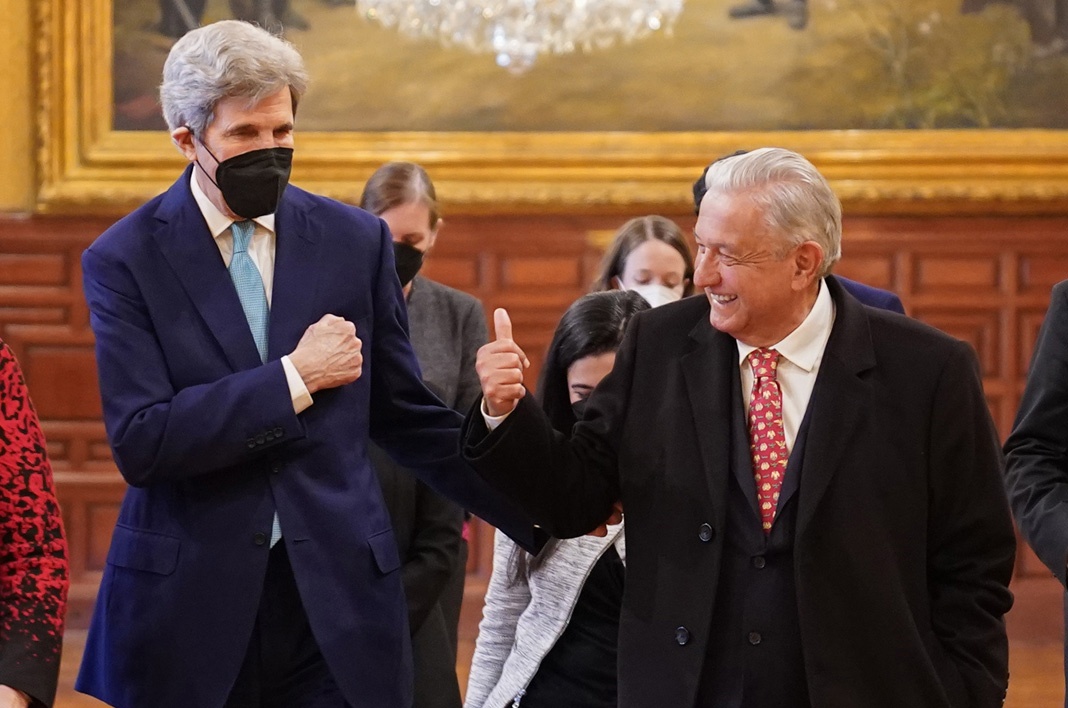 AMLO y Kerry se reúnen en Hermosillo 👉 Nacional 👉️ En Blanco y Negro