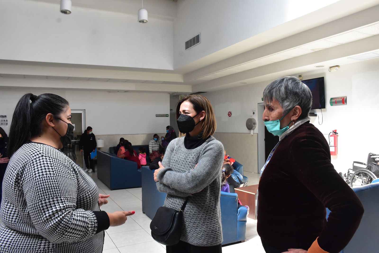 Lleva apoyos la Diputada Isela Martínez el albergue del Hospital Infantil 👉 Local 👉️ En Blanco y ...