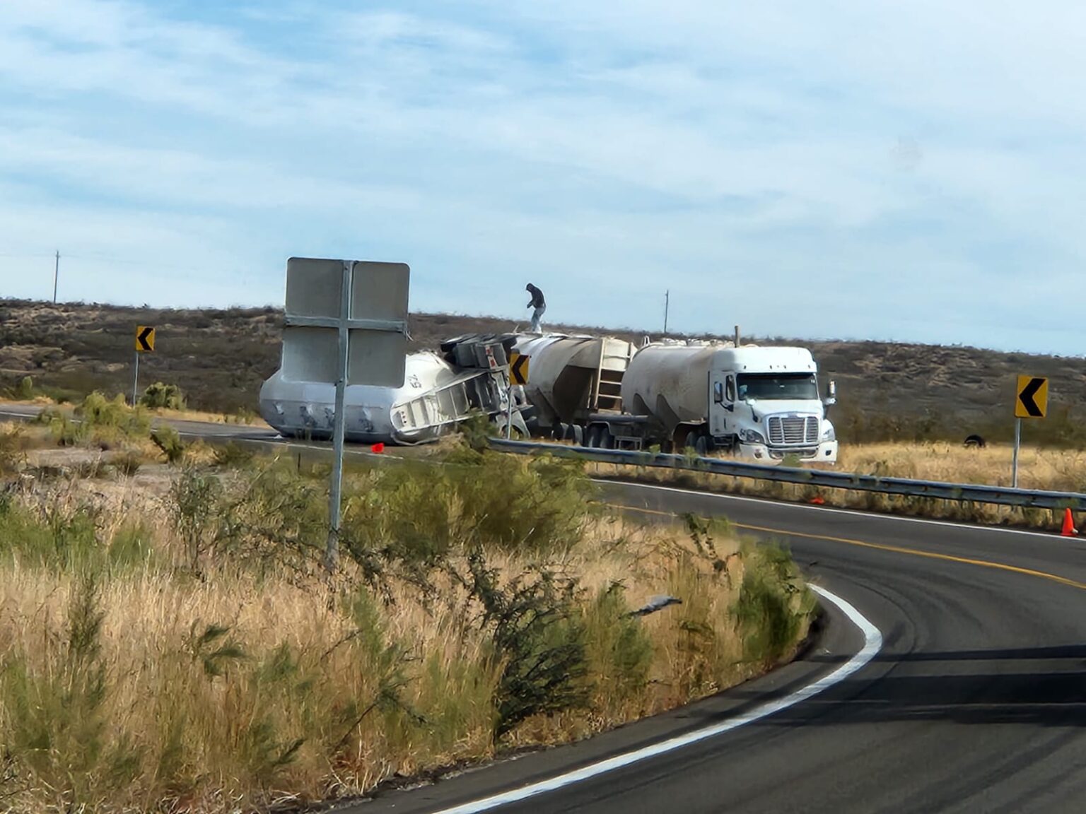 Alertan por volcadura de tráiler en la carretera a Satevó 👉 Policiaca 👉 ...