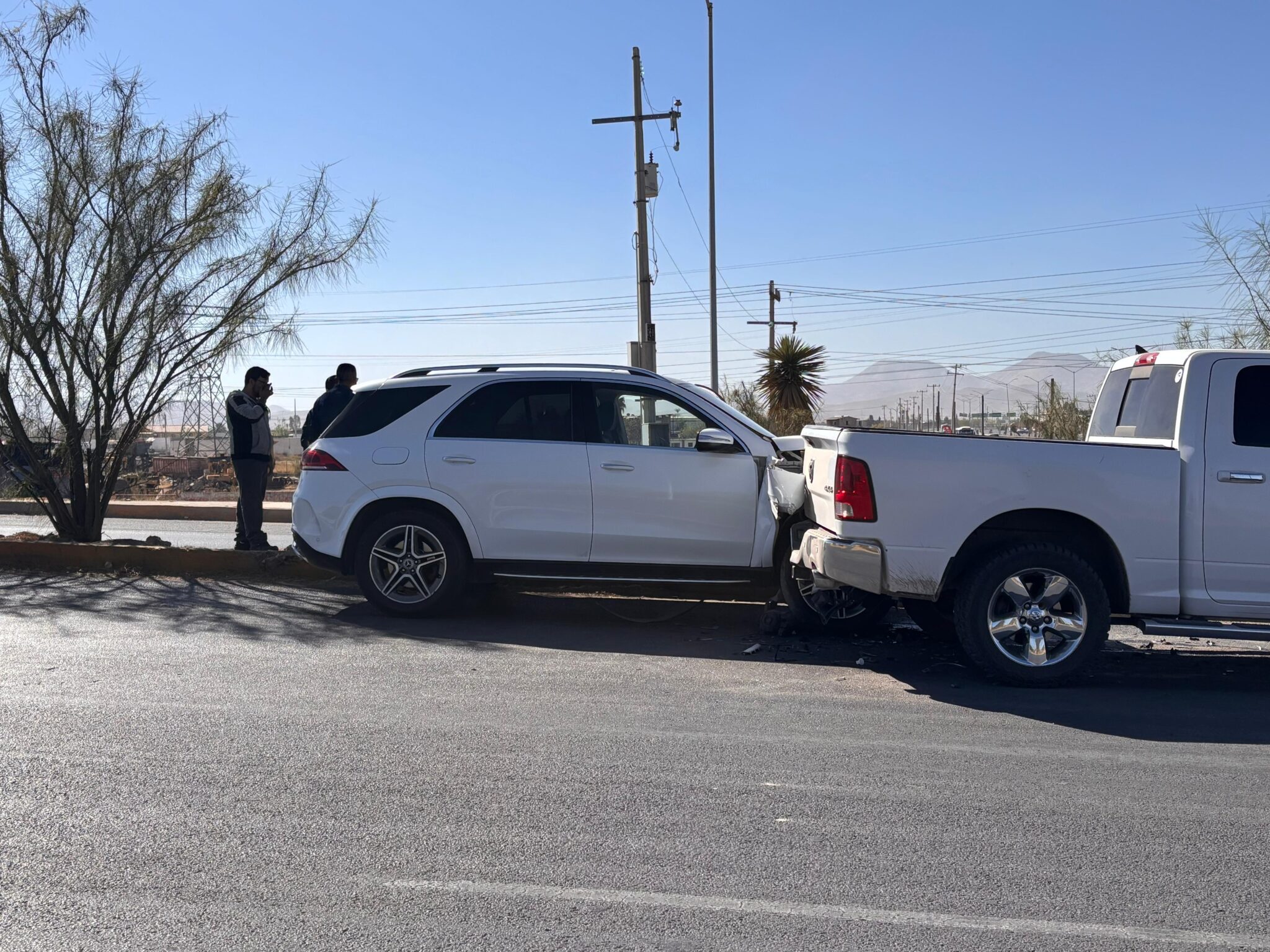 Encontronazo entre camioneta y pickup solo dejó daños materiales 👉 👉️ En Blanco y Negro