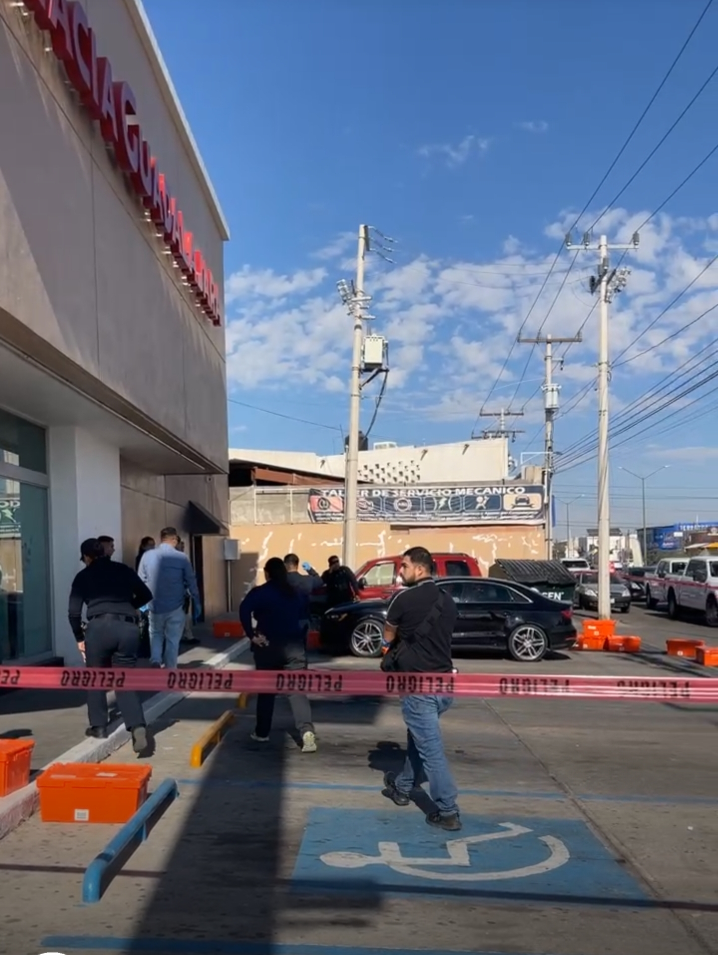 Le descarga el cuete y se va caminando al norte 👉 👉️ En Blanco y Negro